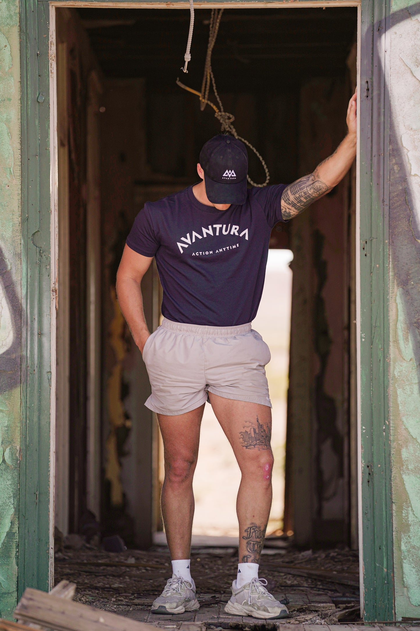 CURVED LETTERS T-SHIRT DUNKELBLAU – Avantura Store